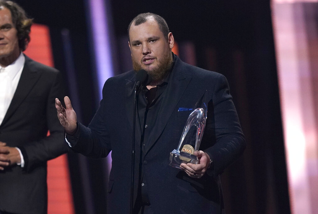 Luke Combs tops CMA Awards; Loretta Lynn, Lewis honored | News, Sports ...